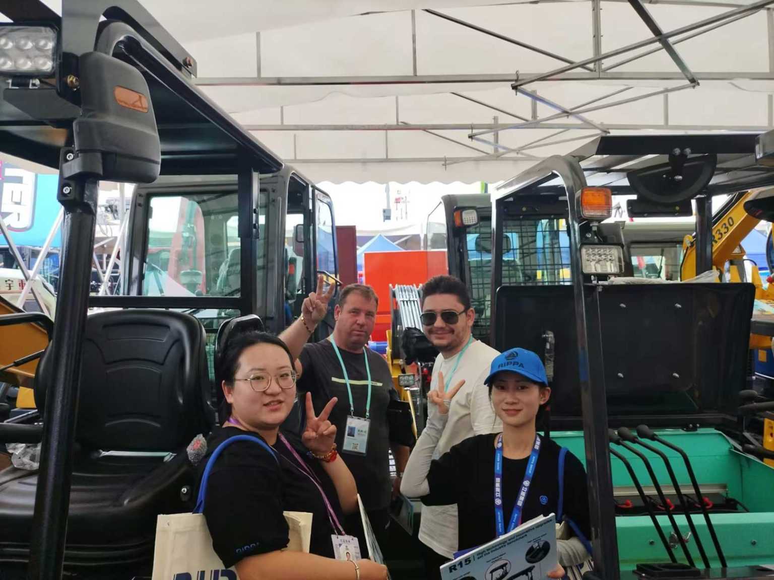 China's Rippa excavator manufacturer makes a wonderful appearance at ...